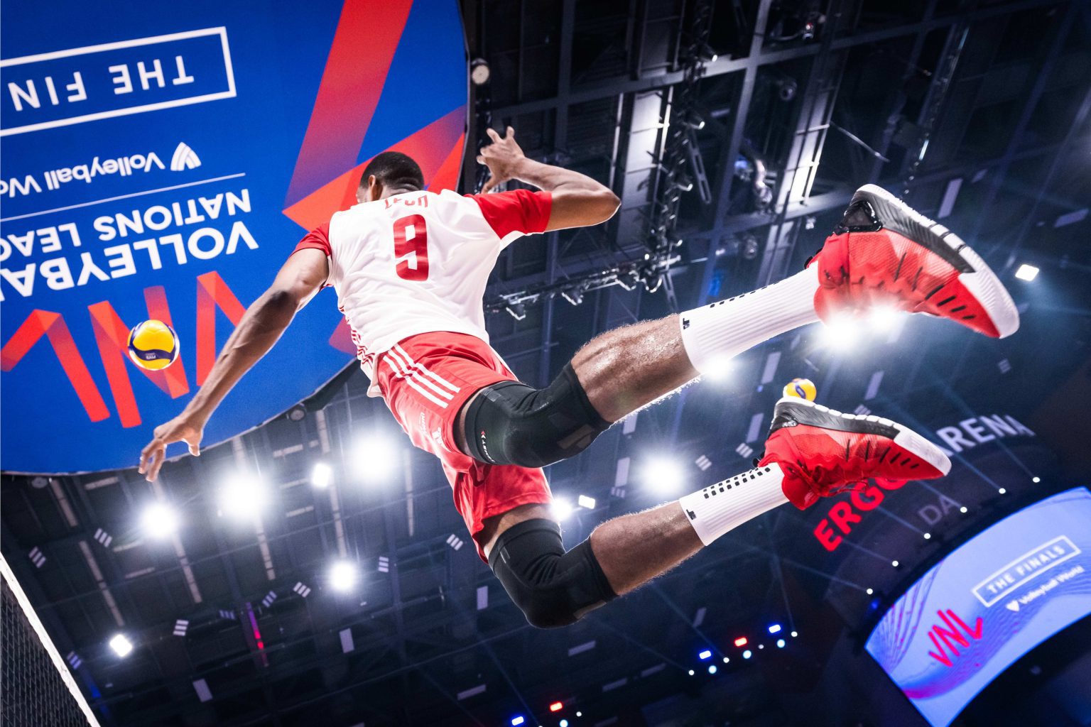 Wilfredo León con la V incrustada en el pecho - OnCubaNews