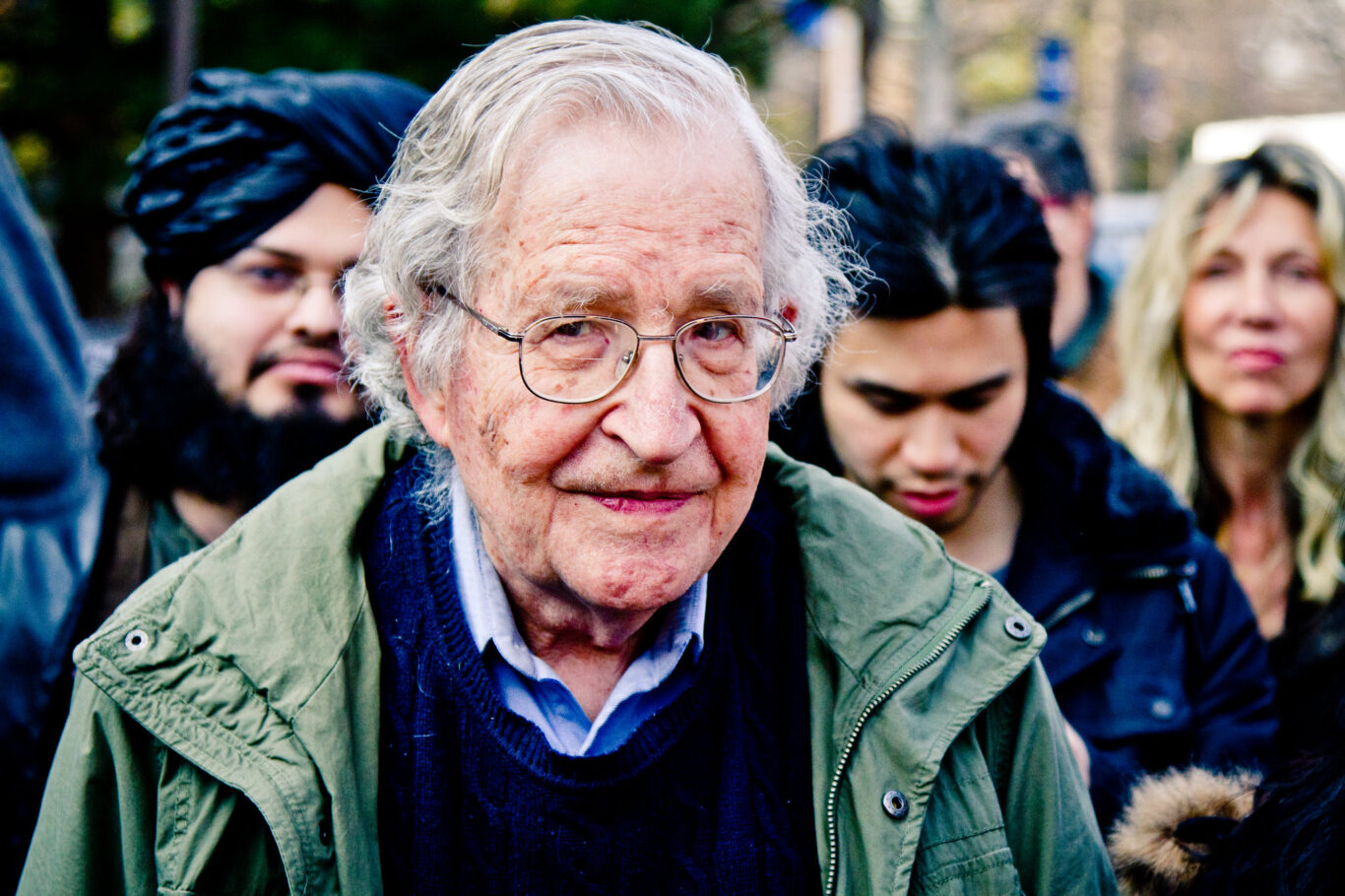 Noam Chomsky no ha muerto, desmiente su esposa - OnCubaNews