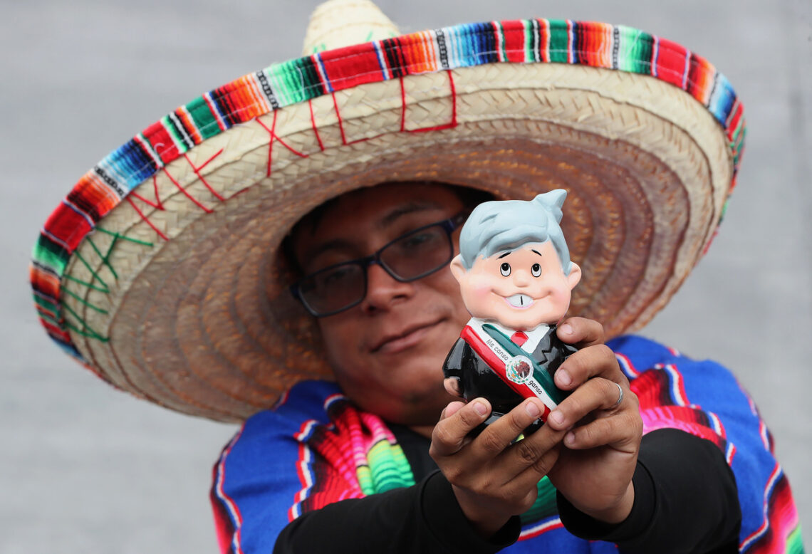 Escapar de la sombra de AMLO, gran desafío para la primera mujer que ...
